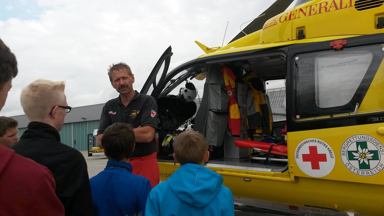 Jugendgruppe Amesedt zu Gast beim blue danube airport in Linz - Bezirk ...